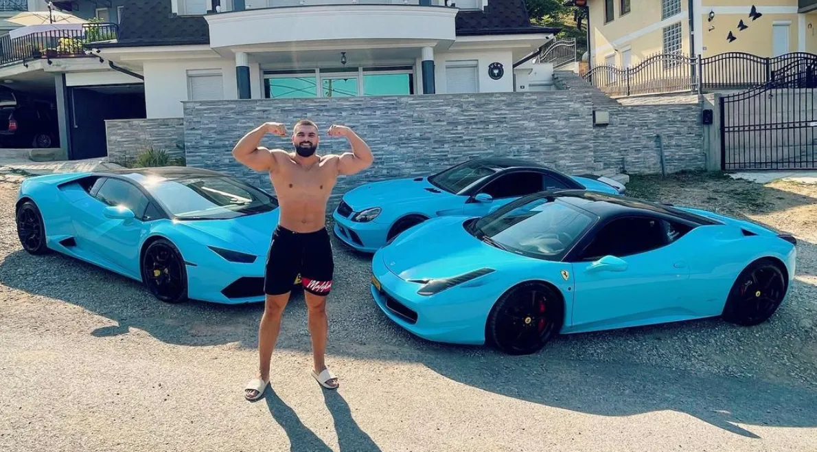 Kosso koopt peperdure auto: 'Bij een nieuwe bedrijf hoort een nieuwe ...