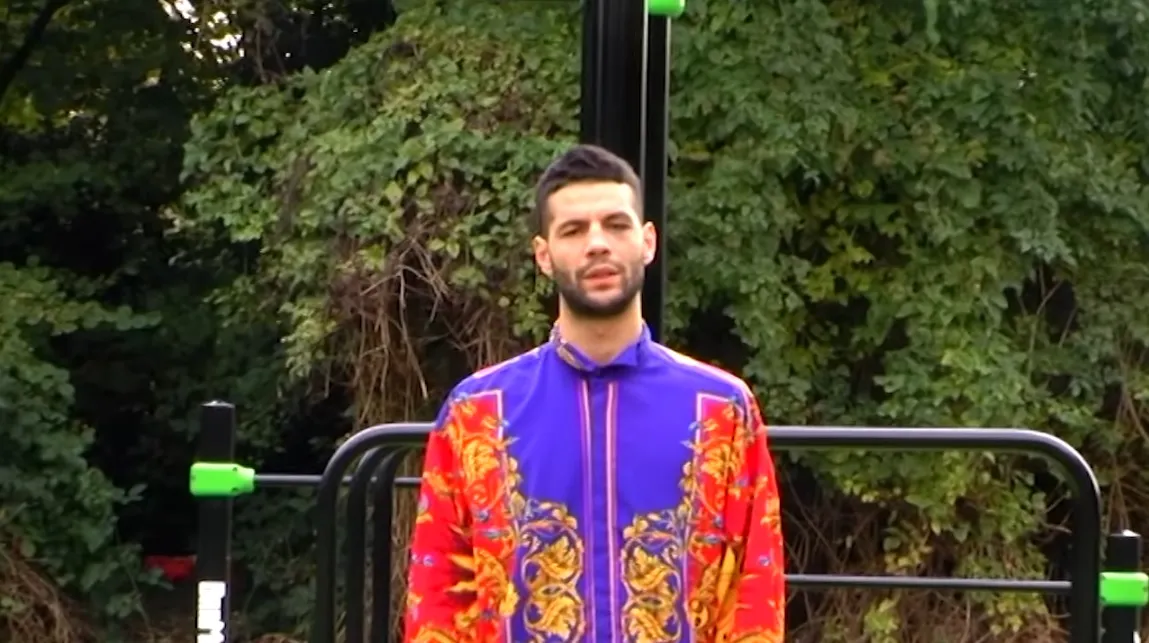 Ome Omar remixt alle happy hardcore nummers uit de jaren '90 in één track