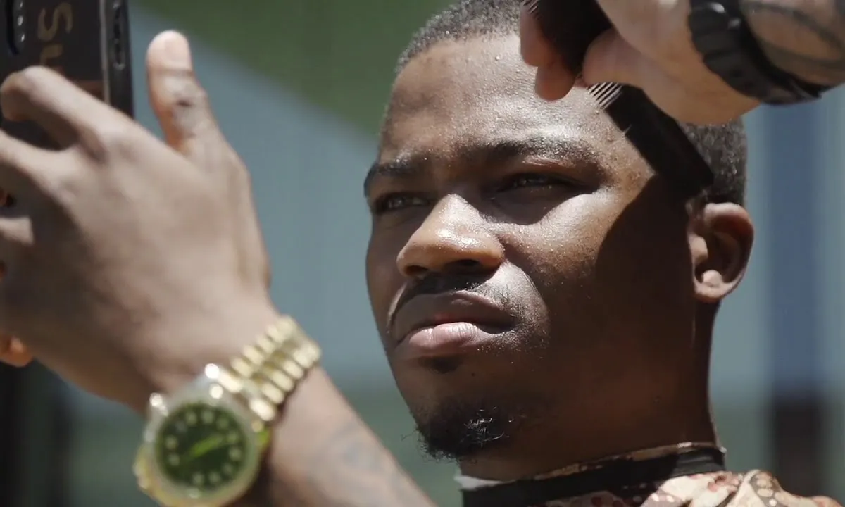 Roddy Ricch schopt fan van het podium tijdens optreden in Zwitserland