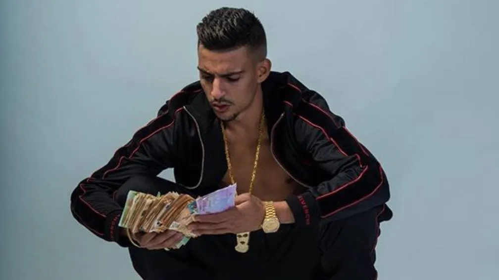 Boef waarschuwt zijn fans voor oplichters die AI-video van hem ...