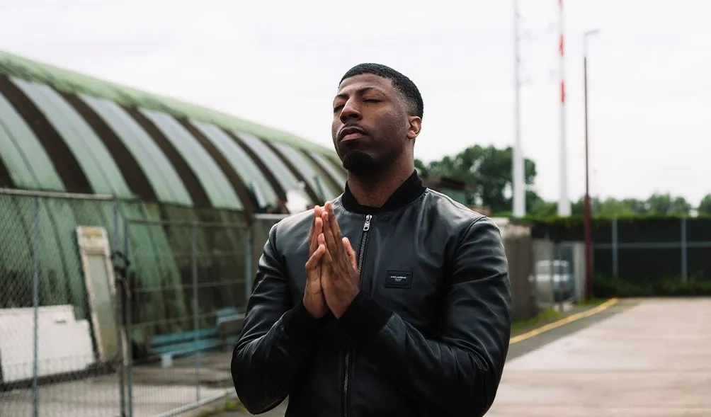 JoeyAK gaat op oorlogspad in 'Alles Is Aan' video