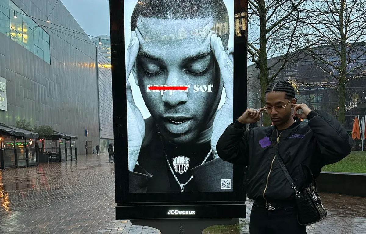 sor is het zat en plaatst billboards om te laten weten wat hij van de ...