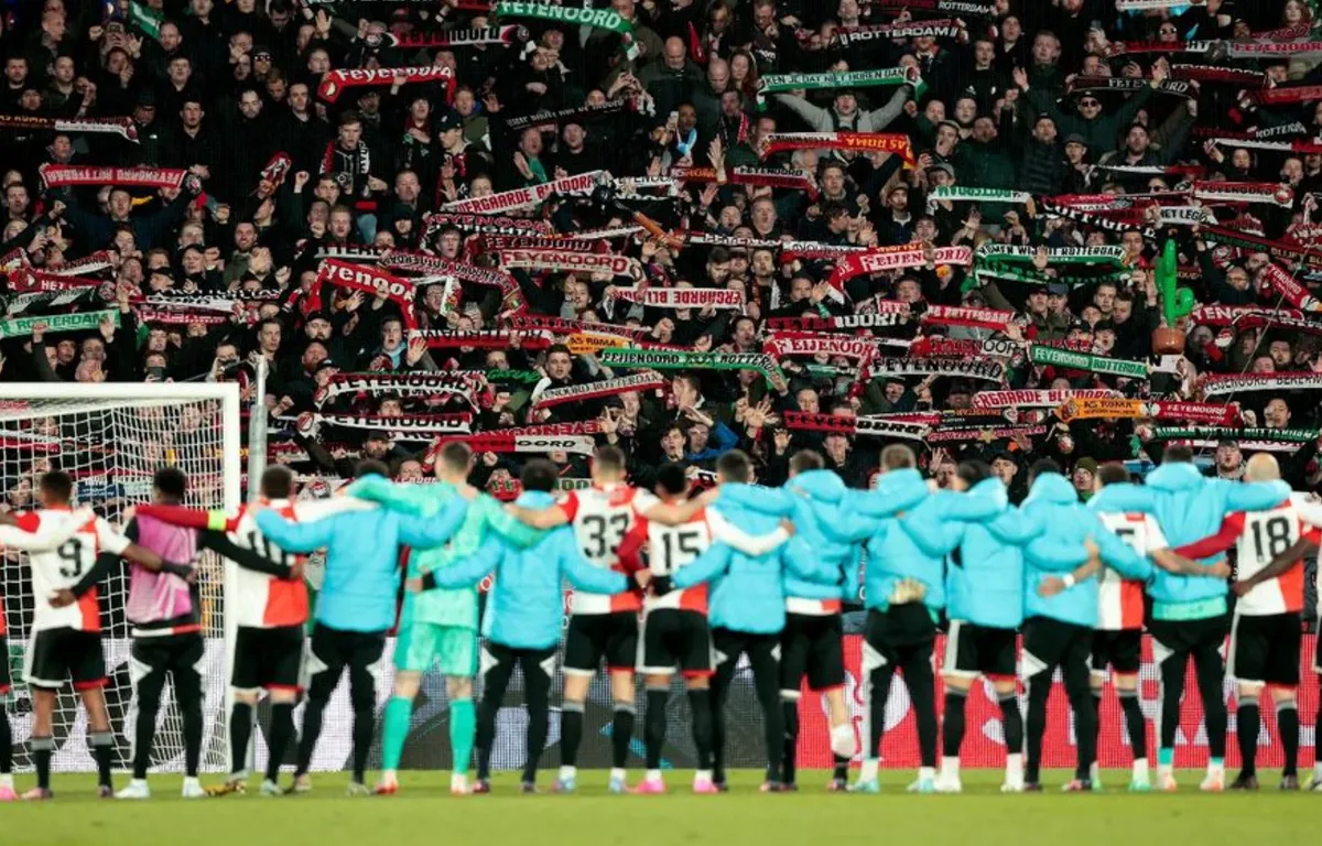 Feyenoord fans niet te spreken over nieuwe shirts: "Lijkt wel een ...