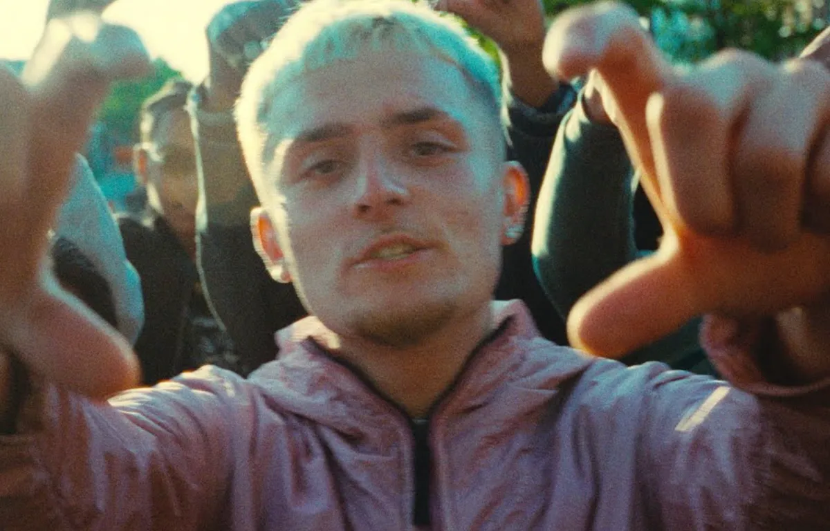 Amsterdamse rapper Levi maakt Top Notch debuut met Genoeg is Genoeg video