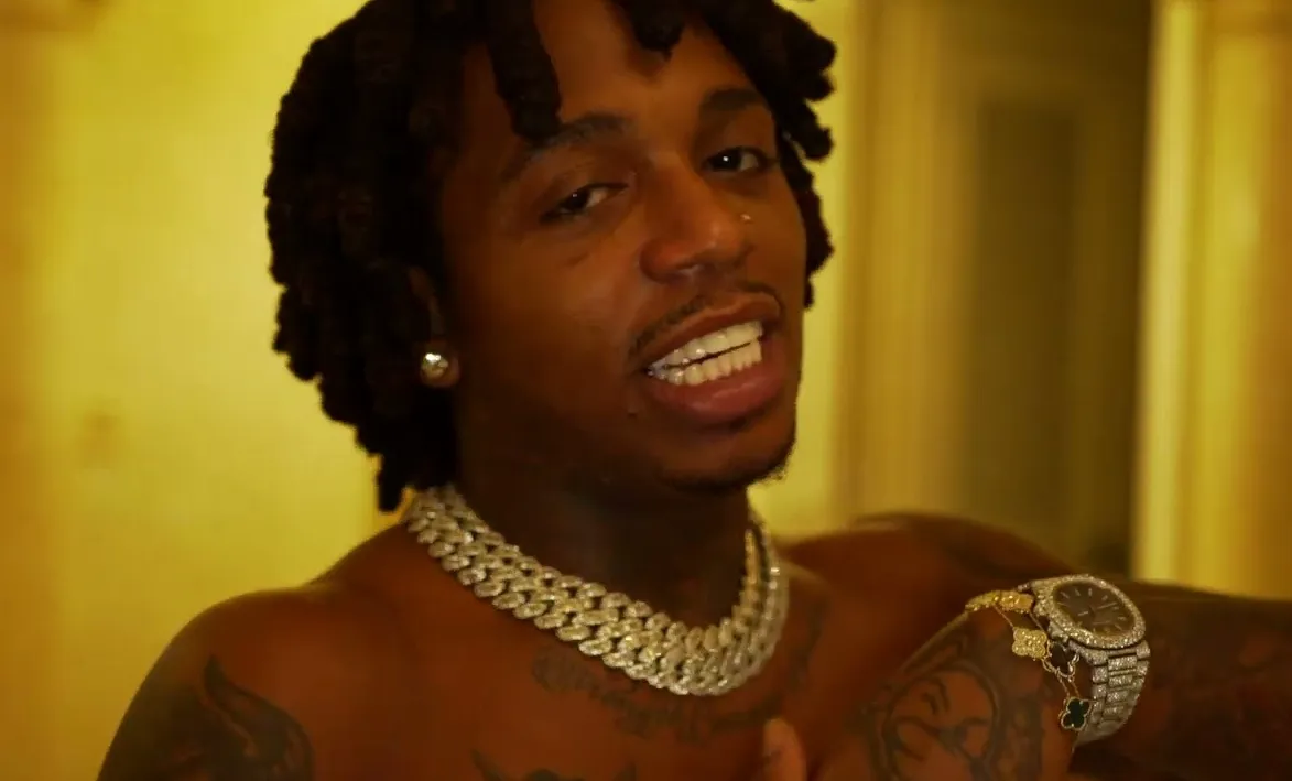 Jacquees gearresteerd voor het bijten en wurgen van vrouwelijke ...