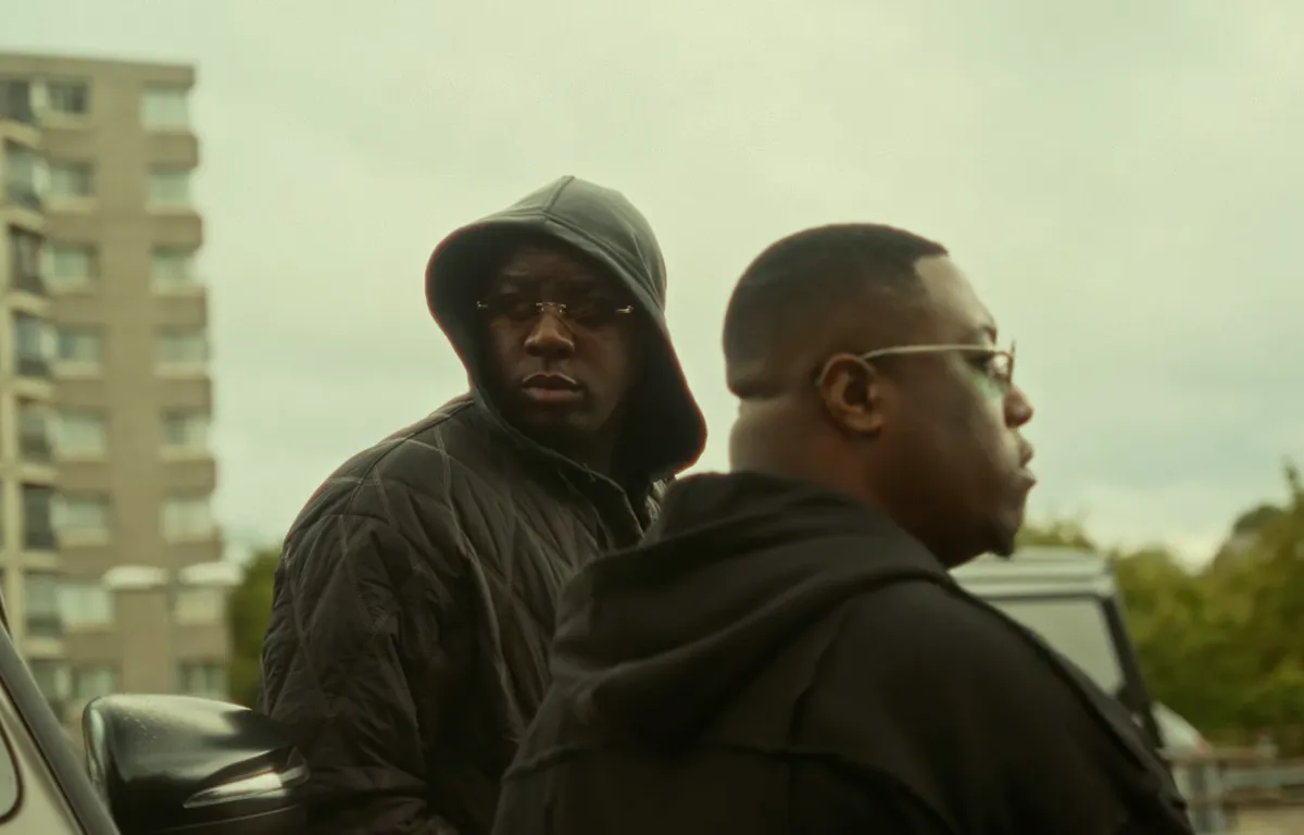 Bryan Mg schakelt Architrackz in voor zijn nieuwe video Guap