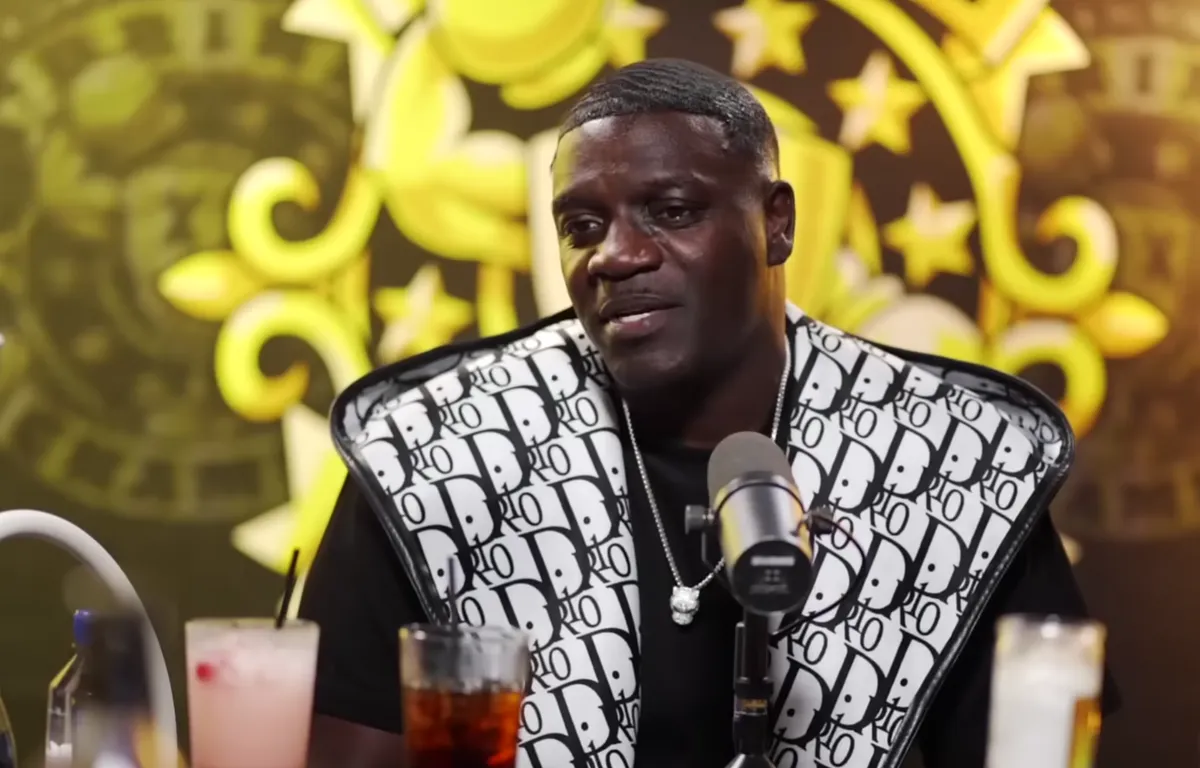 French Montana ondervraagt Akon over zijn virale fake Dior trui