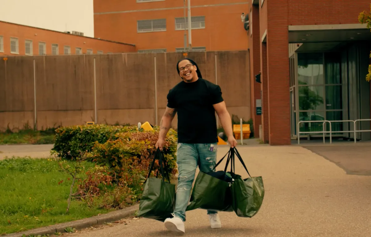 Mario Cash viert dat hij weer vrij is met nieuwe video Last Day In ...