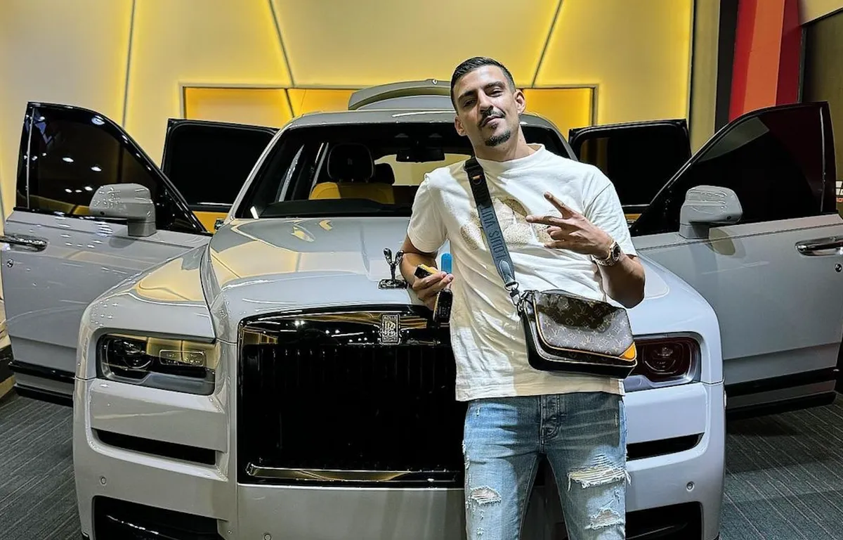 Boef zet fan op zijn plek die commentaar heeft op zijn nieuwe auto ...