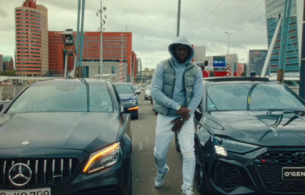 Franse rapper legt het verkeer stil op de Erasmusbrug in Rotterdam voor ...