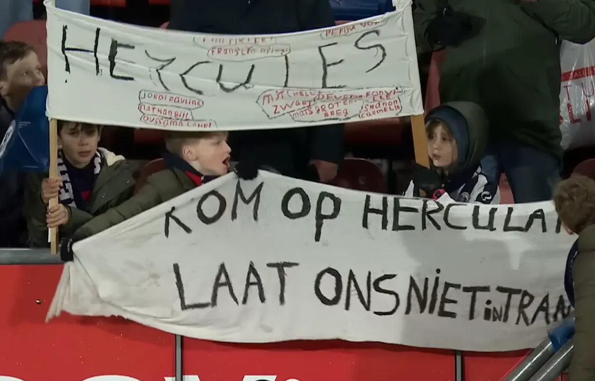 Trainer van Hercules haalt uit naar Ajax: "Zo’n grote club waar ze ooit met een 1 op de stropdas ...
