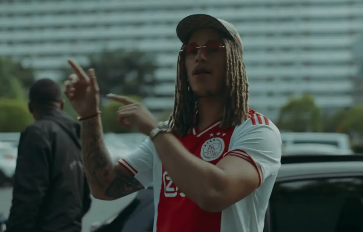 Yssi SB schakelt D-Double in voor nieuwe video Oke