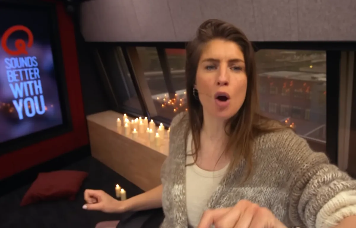 Qmusic presentatrice biedt excuses aan voor misselijkmakende grap over Def Rhymz begrafenis ...