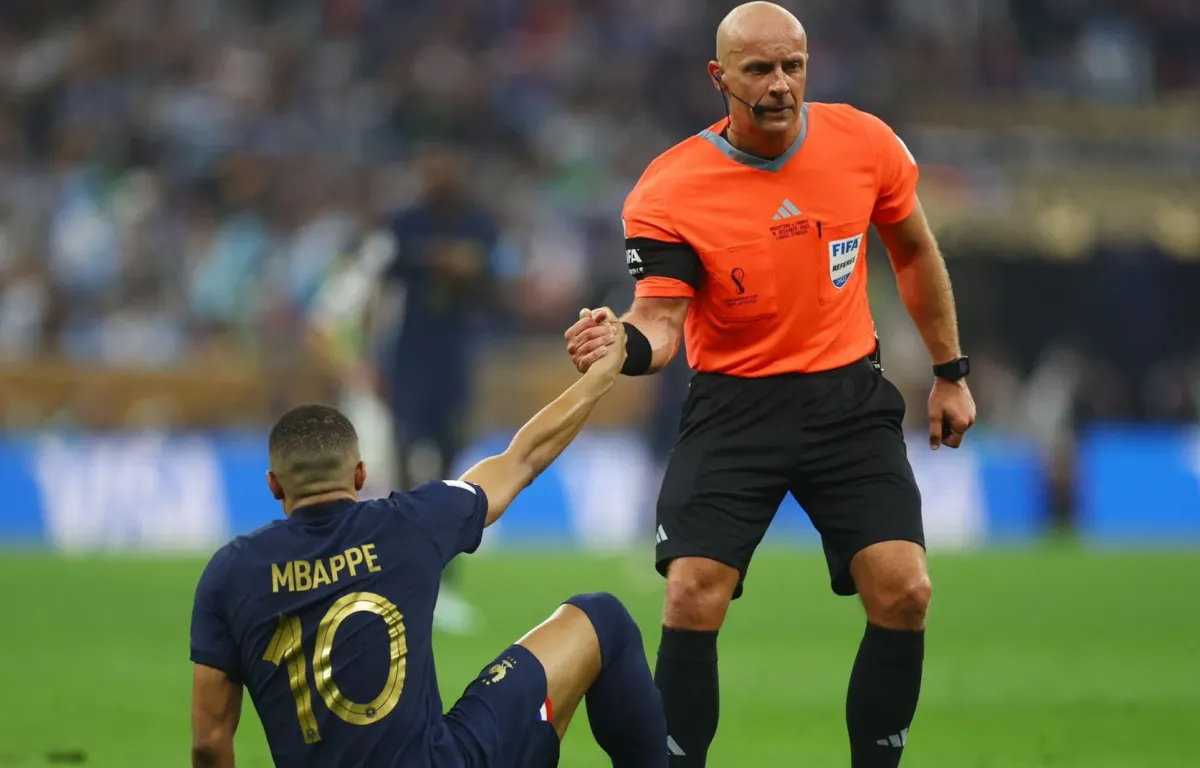 Geen klagende spelers meer rondom de scheidsrechter: UEFA voert nieuwe ...