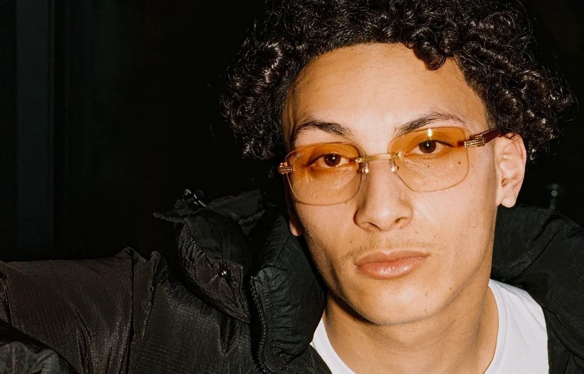 ADF Samski krijgt het aan de stok met festivalbezoeker die iets naar ...