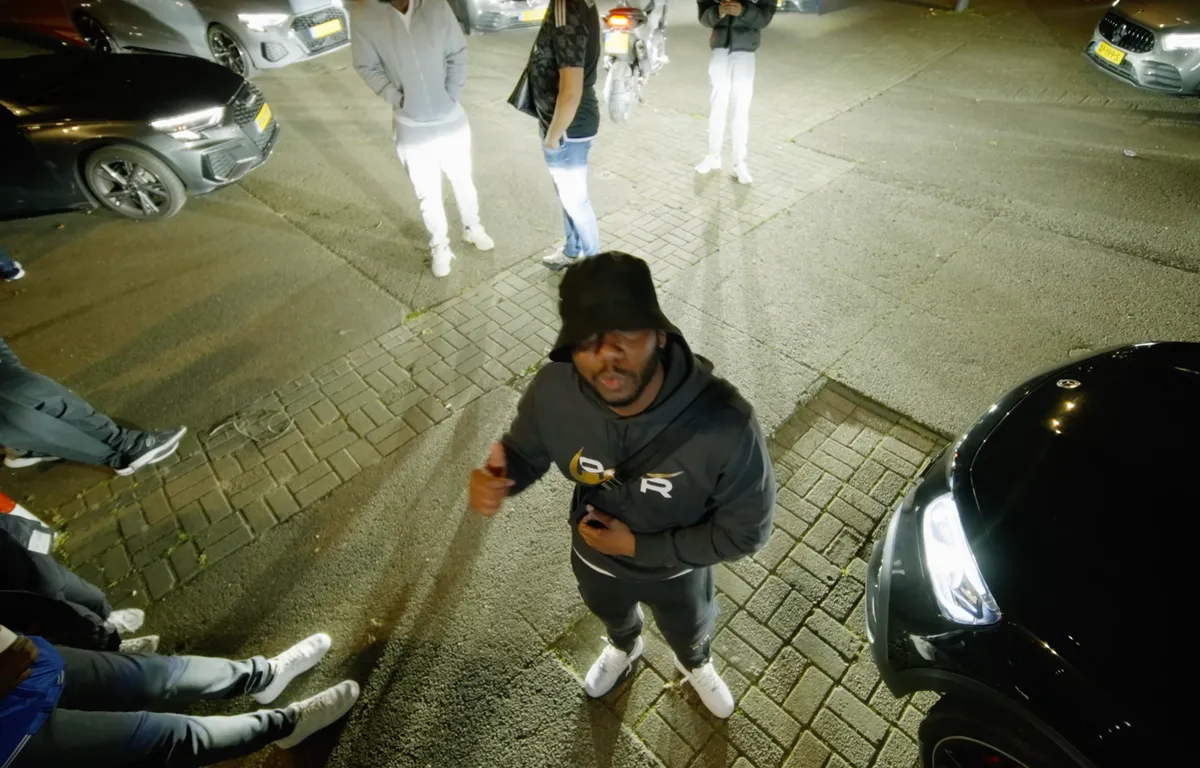 Elliven is terug met nieuwe muziek en dropt 'Hongerig' met bijpassende clip