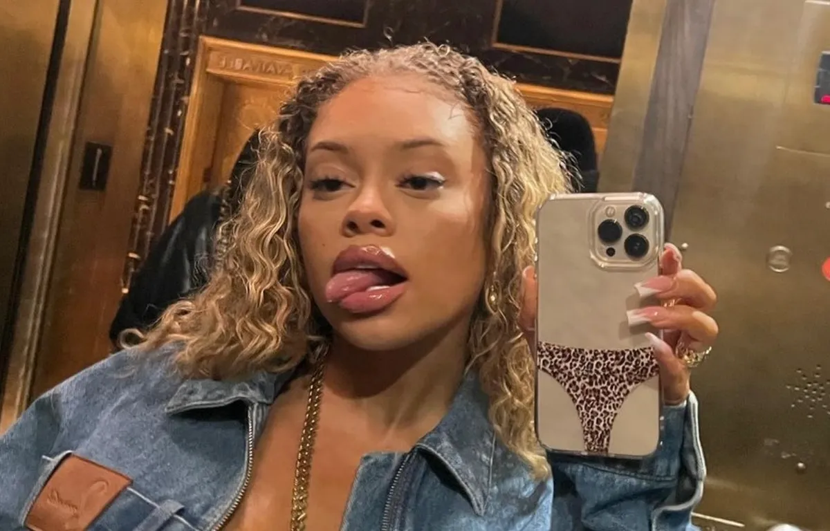 Latto legt uit waarom ze zich op 21-jarige leeftijd gedwongen voelde ...