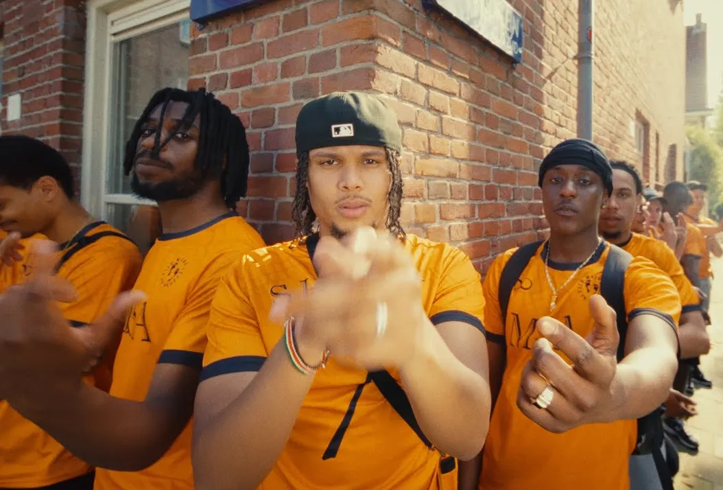 Lusho zet Oranje centraal in nieuwe video 'Laat Me'