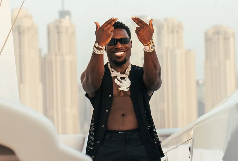 Frenna kondigt Pink Summer album aan