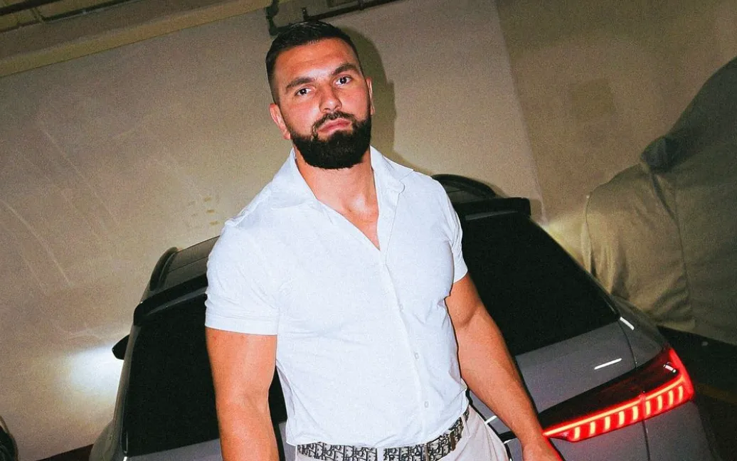 Kosso showt zijn beste acteerwerk en geeft eigen draai aan ...