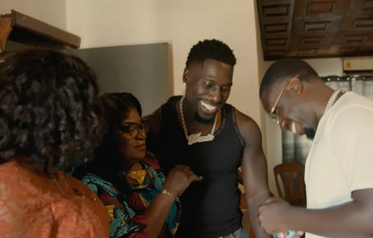 Frenna bezoekt zijn familie in Ghana: "Ik denk dat mensen niet eens ...