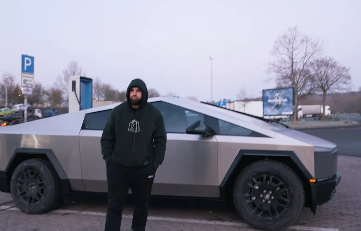 Kosso ging naar Albanië om te proberen zijn Cybertruck op kenteken te ...