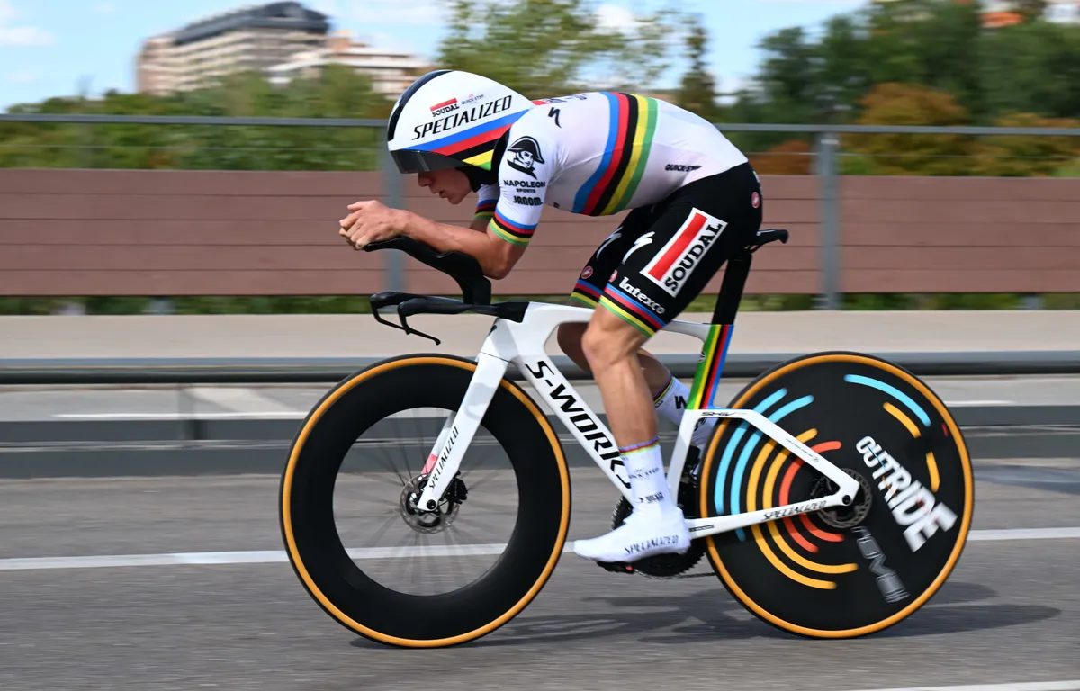 "Es ist lächerlich" - Remco Evenepoel stellt das von der UCI verhängte Verbot von Kopfsocken für ...