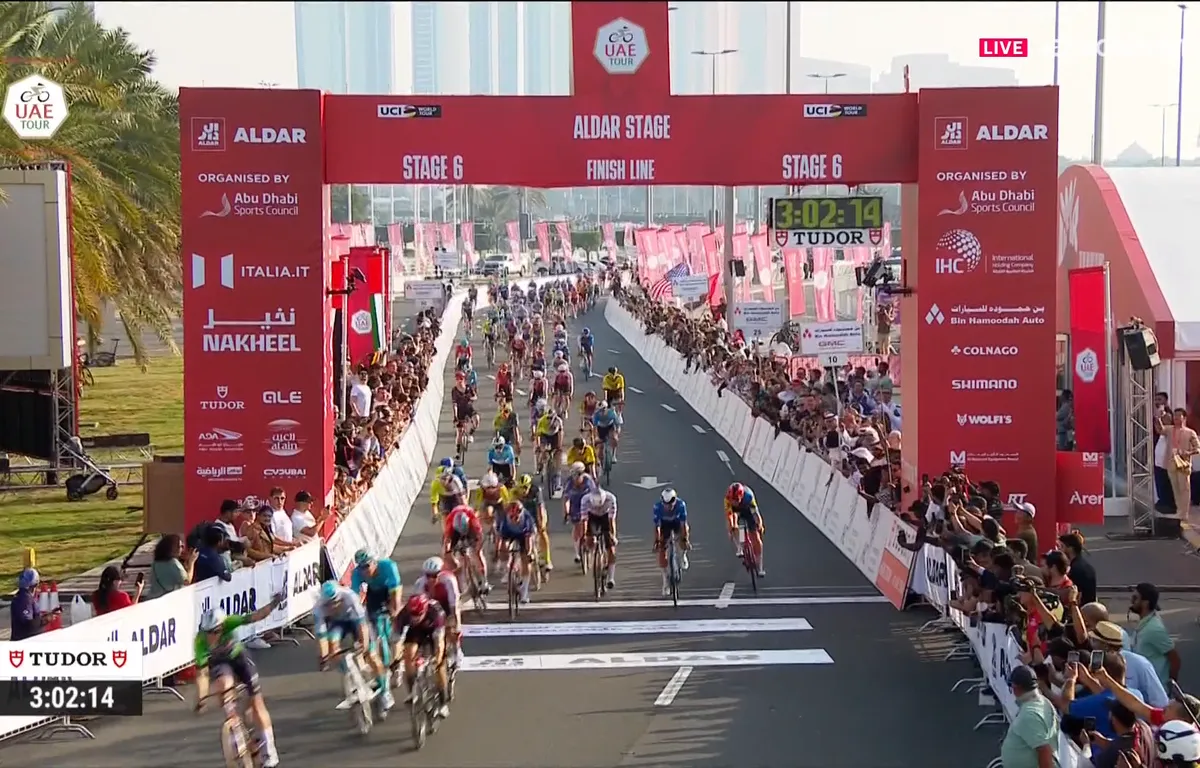 Tim Merlier gewinnt die 6. Etappe der UAE Tour 2024 - der Belgier setzt ...