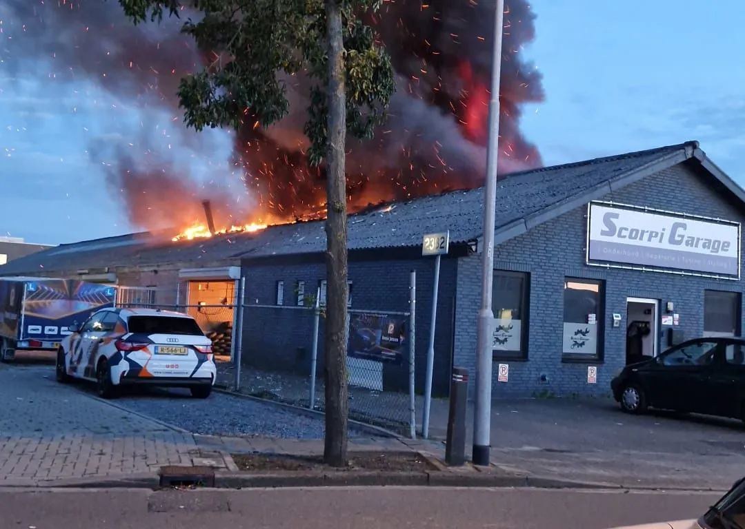Sluit ramen en deuren: Grote brand op bedrijventerrein Venlo