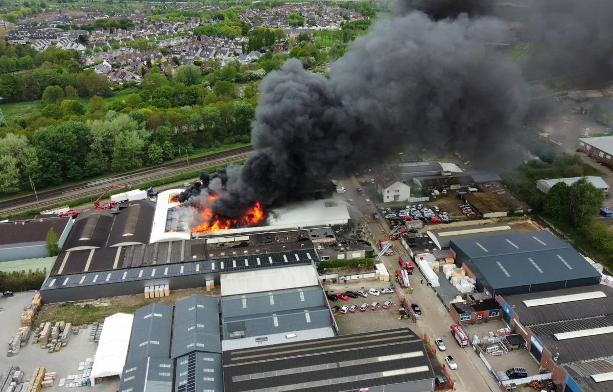 Zeer grote brand in meerdere loodsen