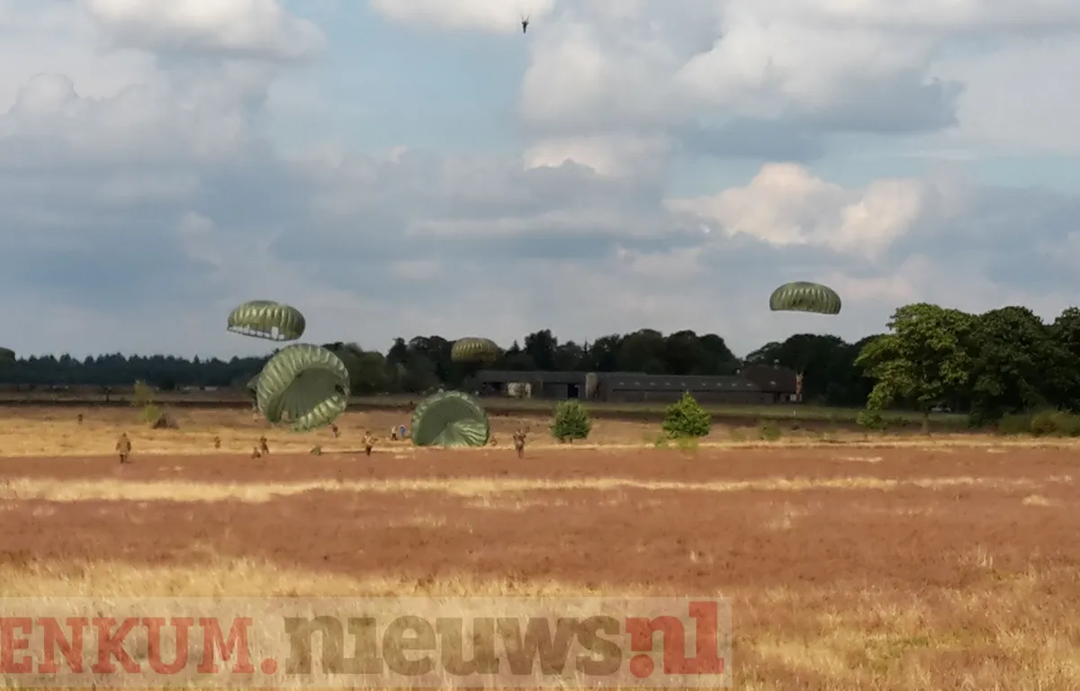 Veteranen onthullen nieuw Airborne monument bij start Renkum Airborne