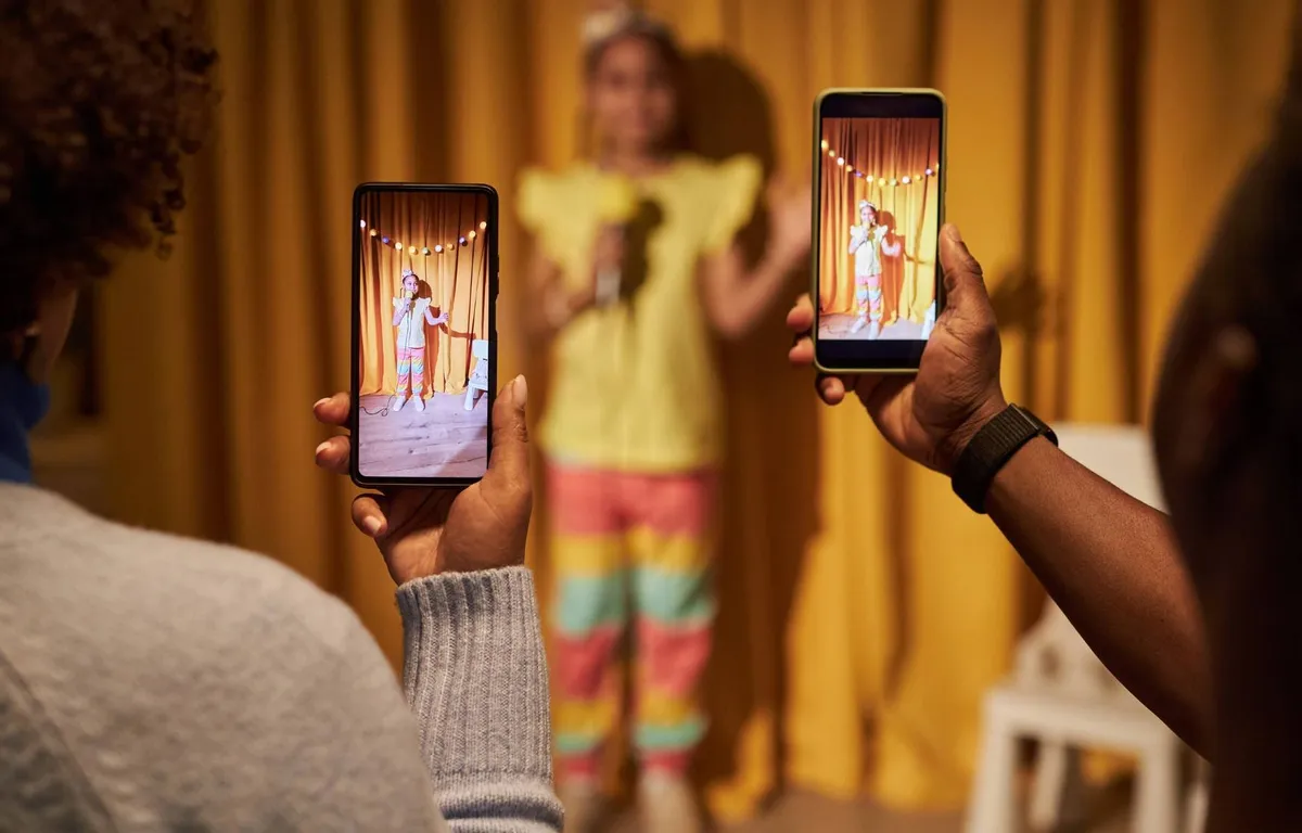 Ouders en kinderen leren zingend de Nederlandse taal