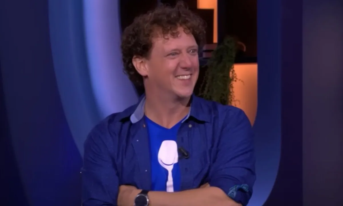 Jochem Myjer heeft een nieuwe vriendin en dat is een hele bekende