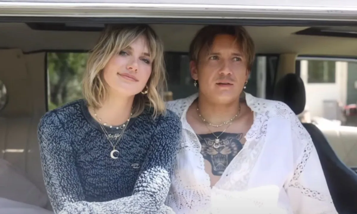 Maan zegt vaarwel tegen vriend en verbreekt relatie