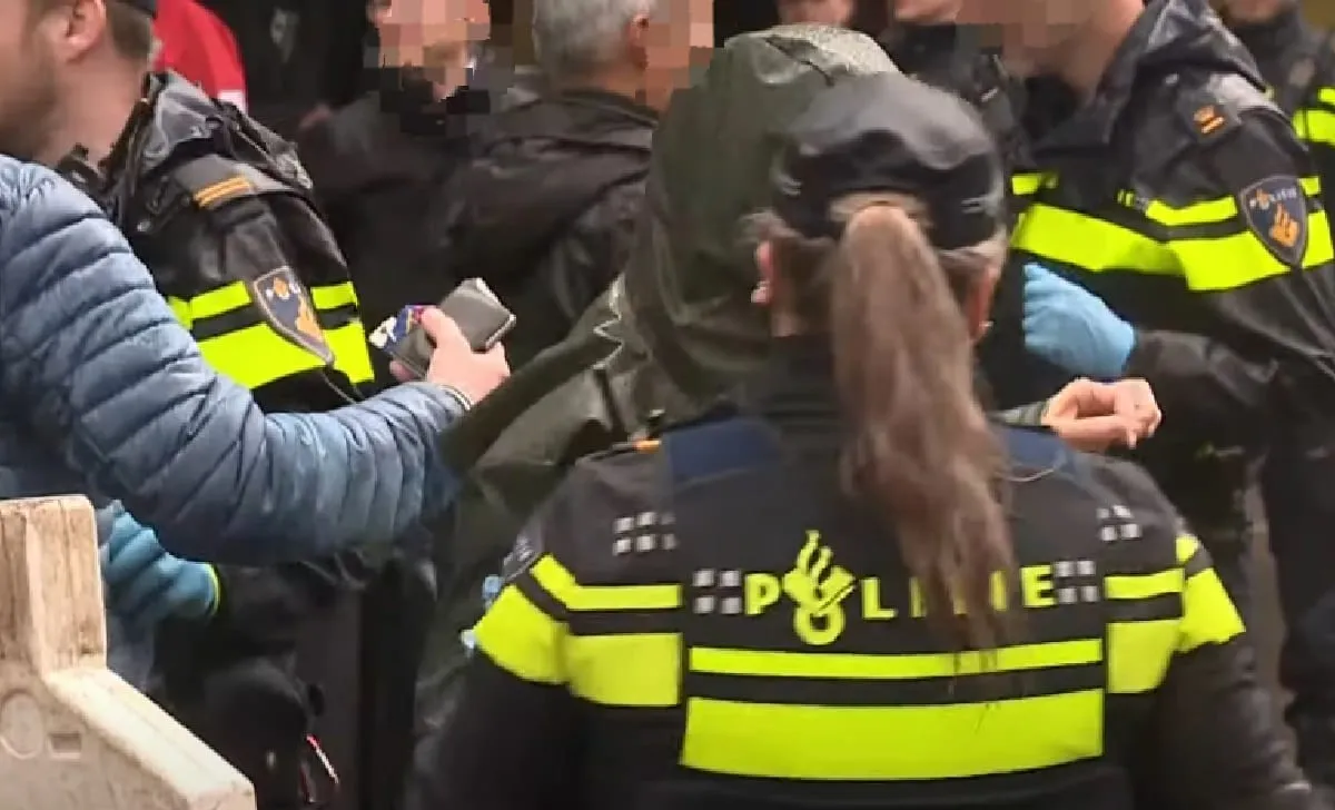 Bekende rapper met grof geweld opgepakt in huis van zijn ouders