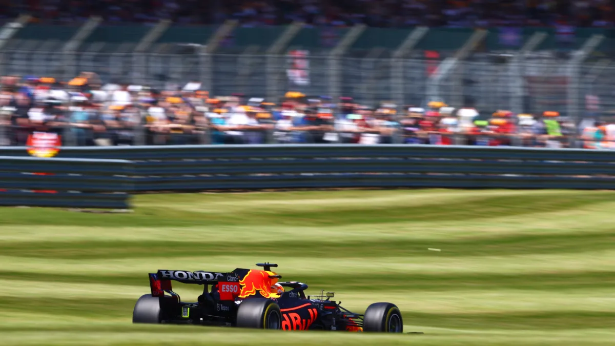 Max Verstappen wint eerste F1-sprintrace en start zondag van pole