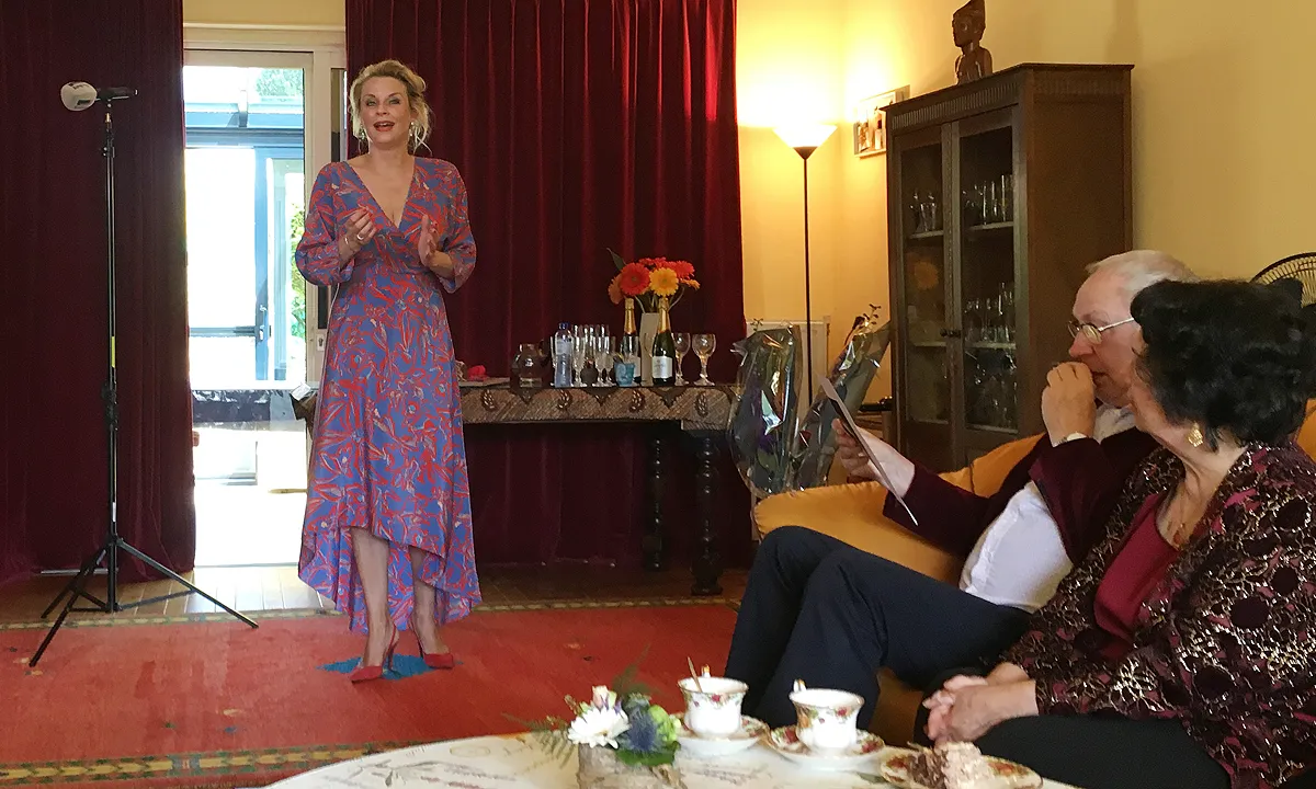 Sopraan Janine Kitzen verrast Sittards echtpaar met intiem concert