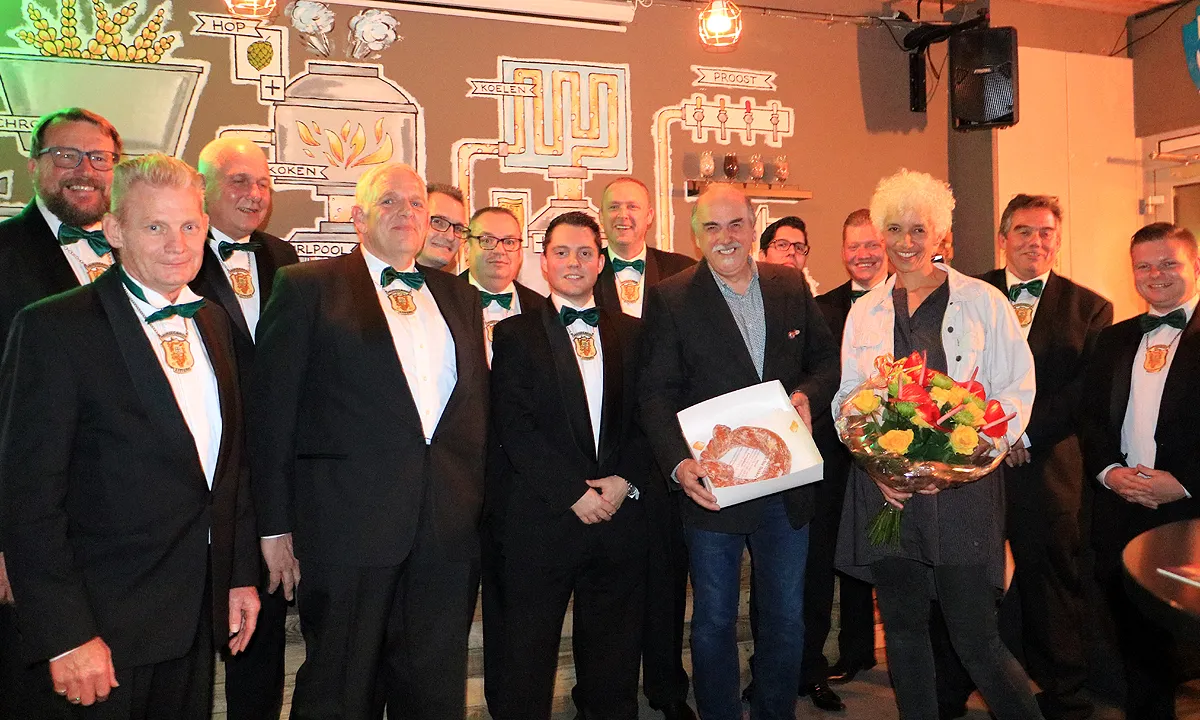 Nog 111 dagen tot de Vastelaovend: Prinsegarde reikt nonnevotten uit