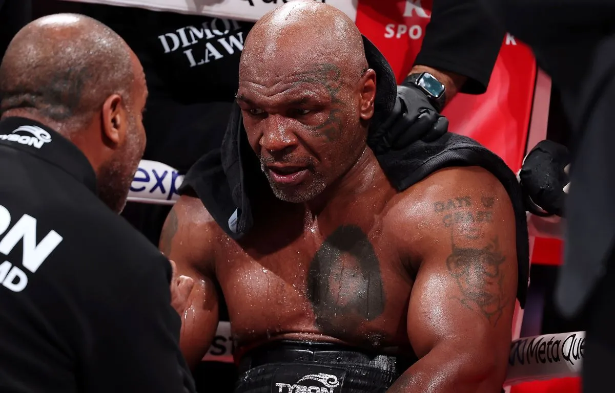 Mike Tysons mærkværdige opførsel under Jake Paul-kampen endelig forklaret