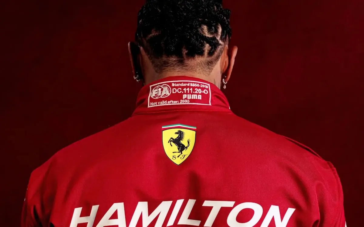 Lewis Hamiltons nye Ferrari-racerdragt afsløret
