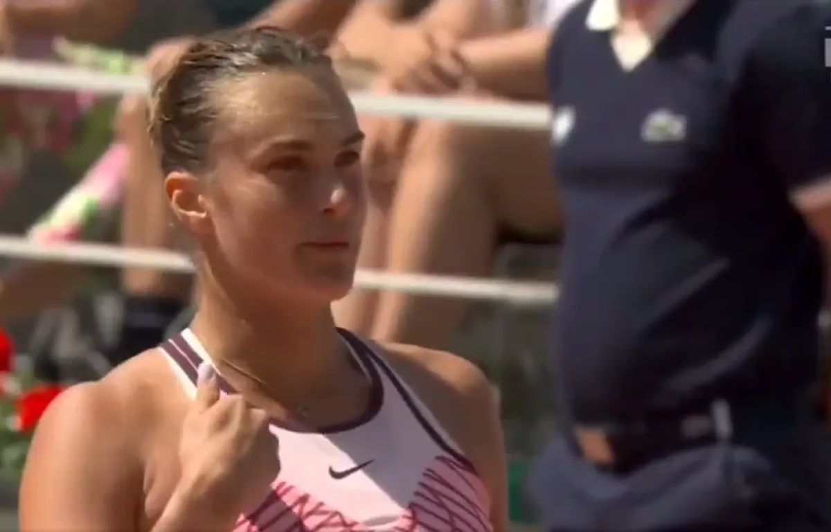 (VIDEO) Sabalenka takes a bow as Kostyuk booed for not shaking hands by ...