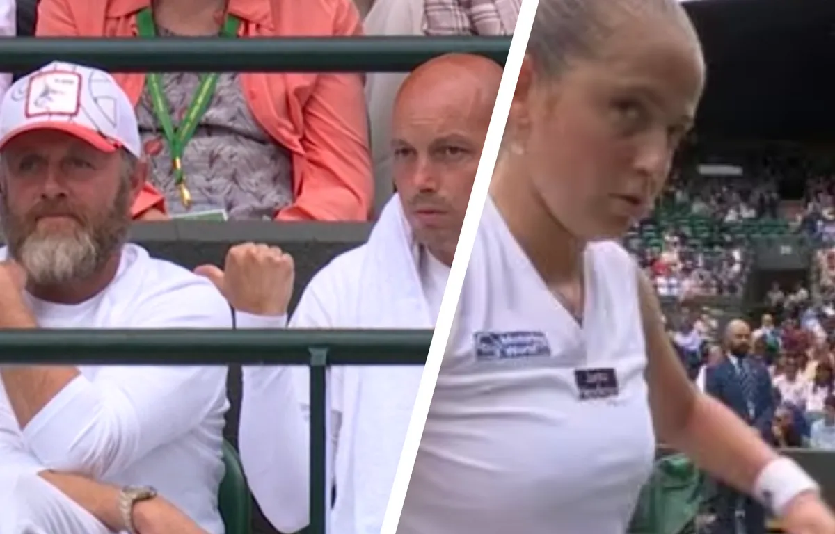 Jelena Ostapenko wirft ein Mitglied des Trainerteams während der ...