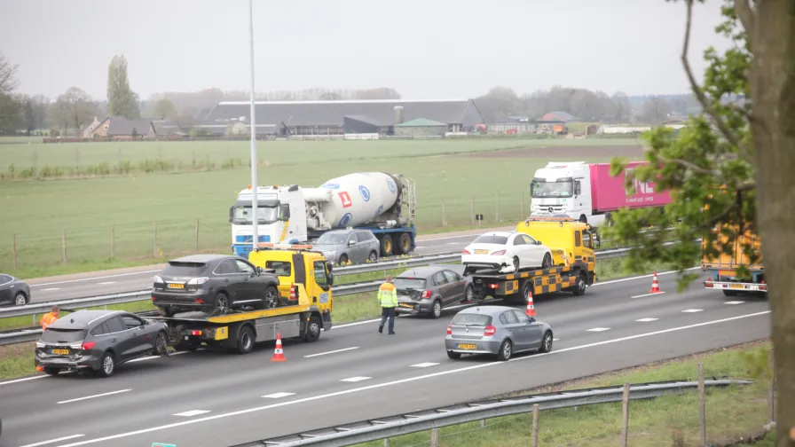 Lange file door ongeluk met vier auto's A58