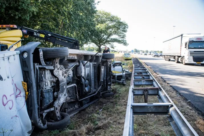 Bestelwagen met aanhangwagen gekanteld op A58 tussen Gilze en Tilburg