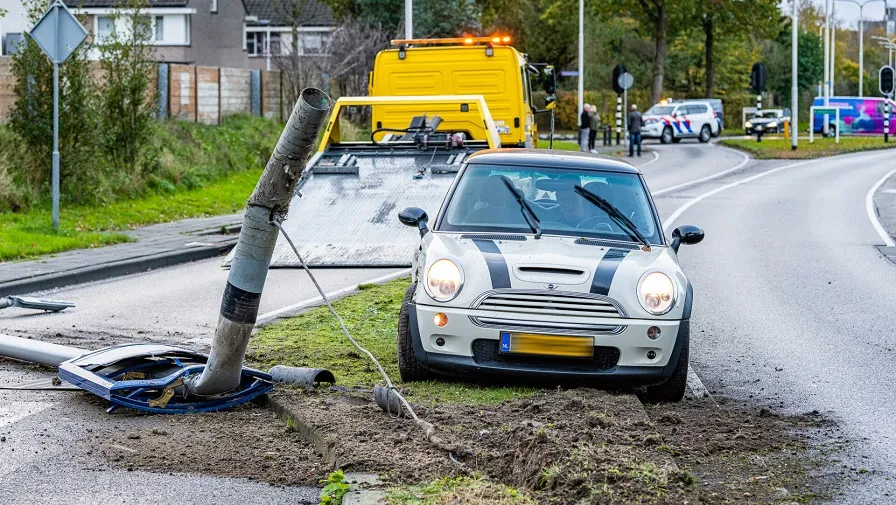 Automobiliste verliest macht over het stuur en ramt lichtmast