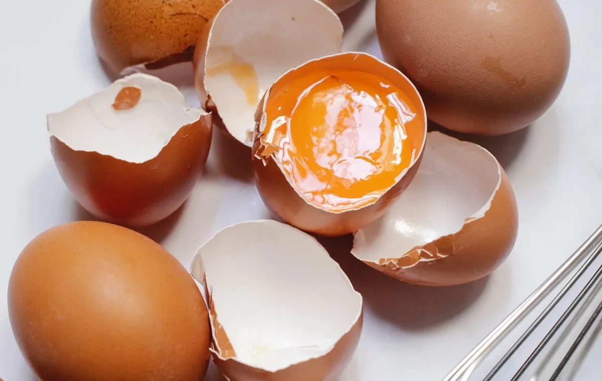 Dit wil je weten! Een ei met een lichtgele of donkergele dooier? Dit is ...