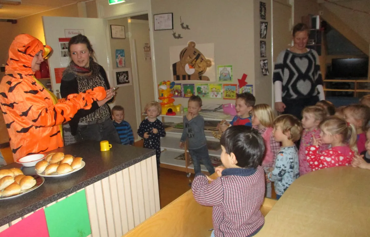Een raar dier leest voor bij kinderopvang De Boerderij