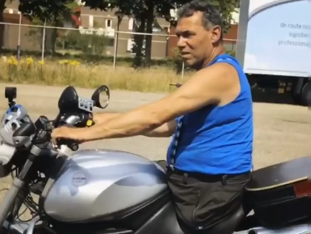 Eenbenige man uit Albergen verliest rechtszaak en mag geen motor rijden Eenbenige man uit Albergen verliest rechtszaak en mag geen motor rijden