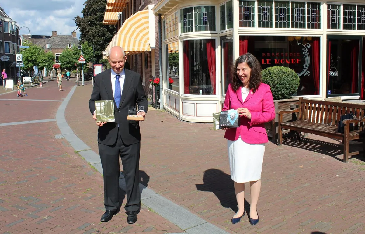 Koninklijke Nederlandse Munt overhandigt herdenkingsmunten