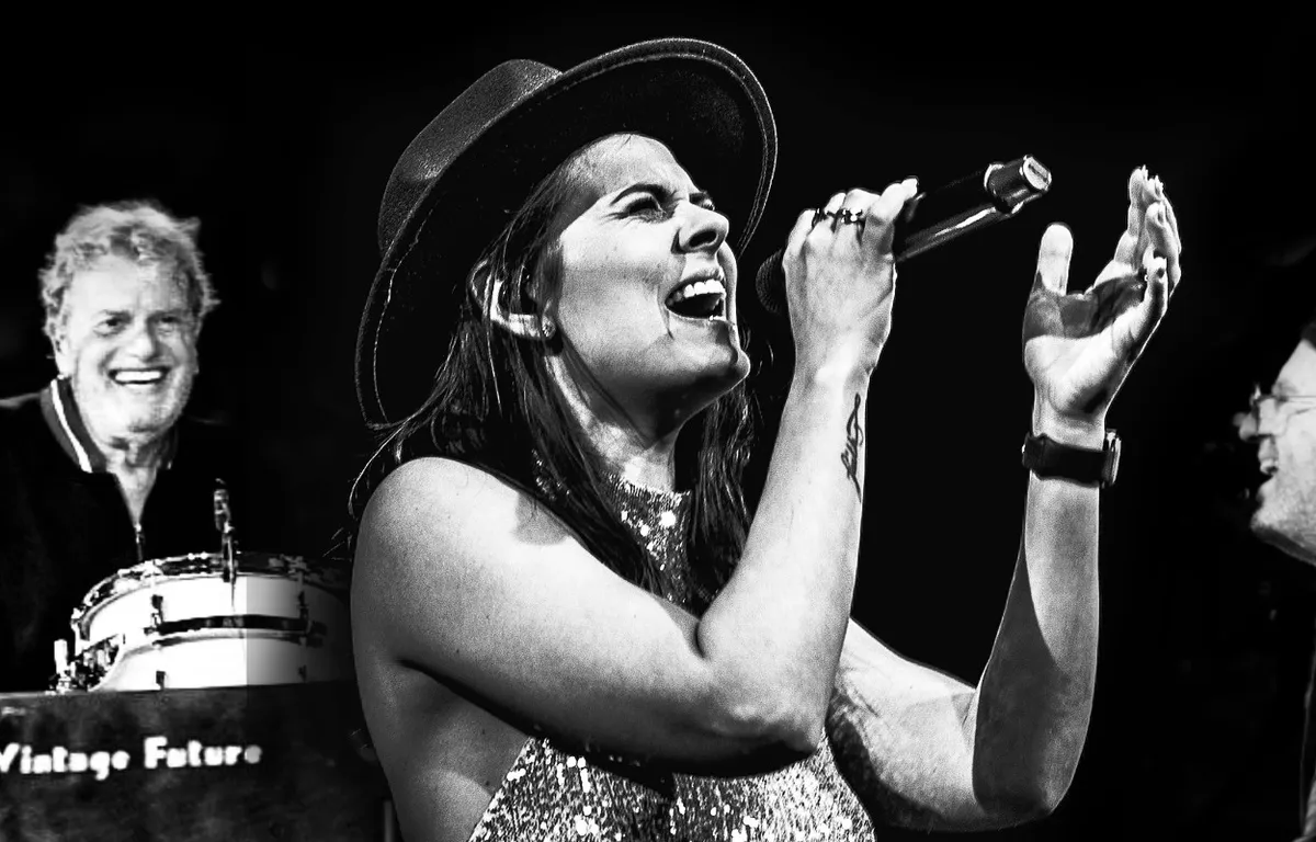 Zangeres Mell (& Vintage Future) met eigen werk én covers